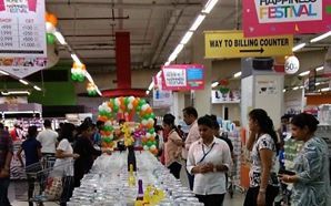 HyperCITY ushers in its bakery section with a display of 900 cakes on ...