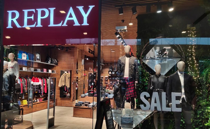 Replay’s glittering Sale window connotes simplicity and grace